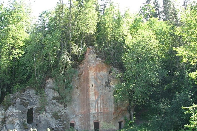 Anfabrikos uola ir rūsiai